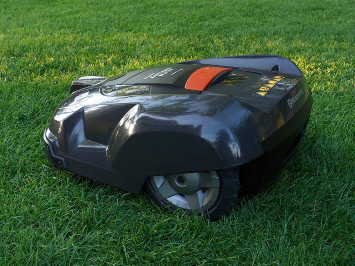 Landscaper's Robot Mows Lawns without Anyone Lifting a Finger | Green ...