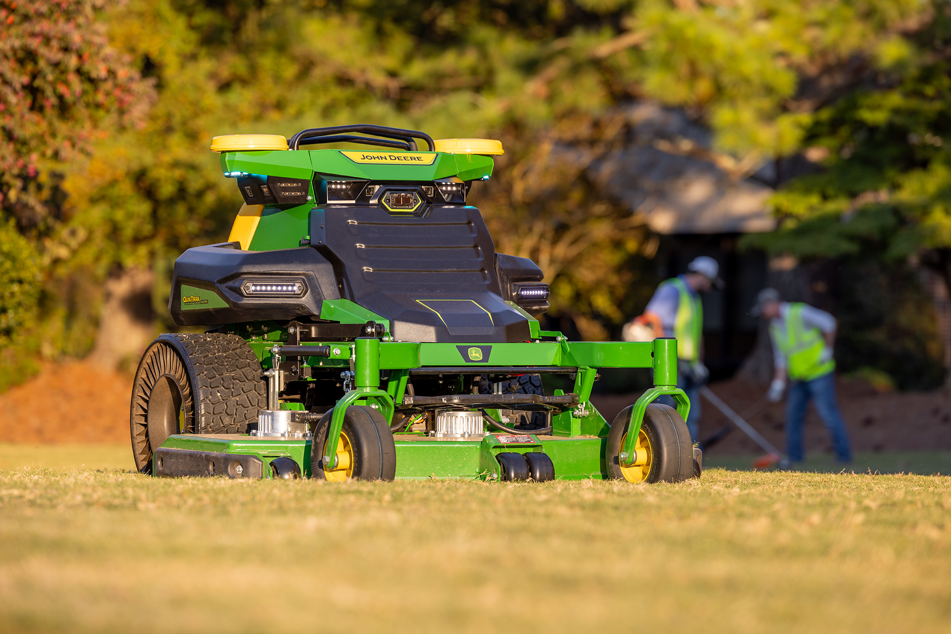 John Deere's Autonomous Battery-Powered Mower for Commerical ...